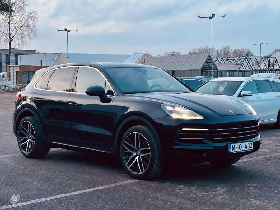 Black Porsche Cayenne 2018 in Vilnius, with an engine capacity of 3.60 L and mileage of 189 thousand km for 44000 €, photo 3 on AUTOMOTO.COM.LV