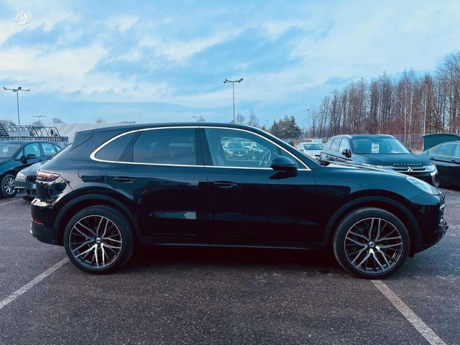 Black Porsche Cayenne 2018 in Vilnius, with an engine capacity of 3.60 L and mileage of 189 thousand km for 44000 €, photo 4 on AUTOMOTO.COM.LV