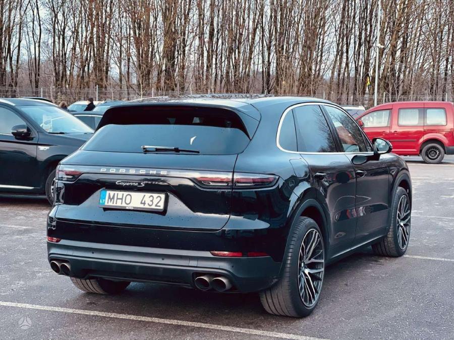 Black Porsche Cayenne 2018 in Vilnius, with an engine capacity of 3.60 L and mileage of 189 thousand km for 44000 €, photo 5 on AUTOMOTO.COM.LV