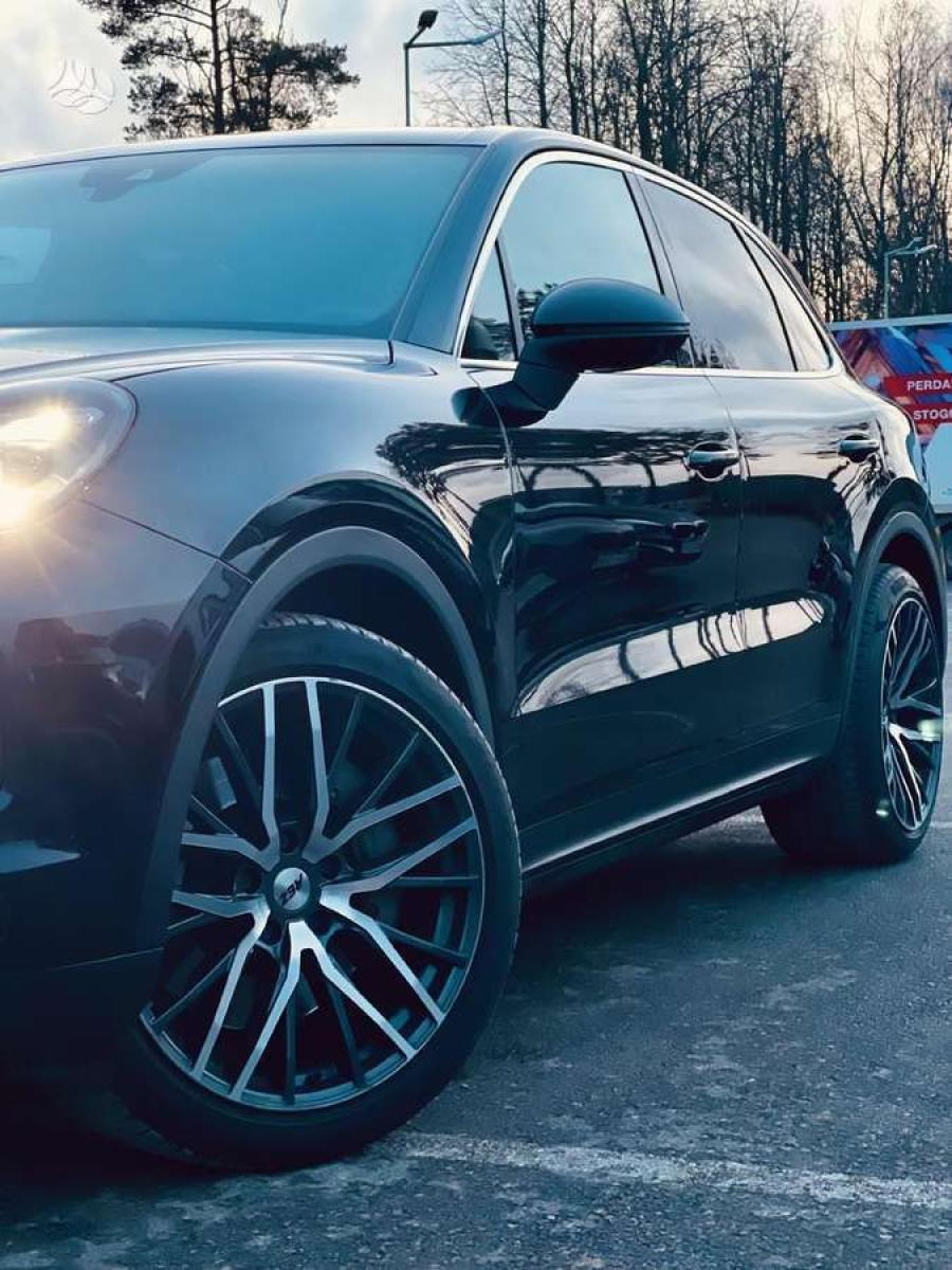 Black Porsche Cayenne 2018 in Vilnius, with an engine capacity of 3.60 L and mileage of 189 thousand km for 44000 €, photo 8 on AUTOMOTO.COM.LV