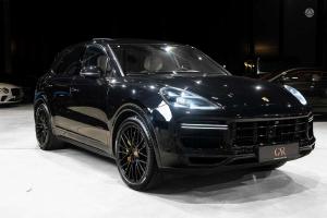 Black Porsche Cayenne 2018 in Riga, with an engine capacity of 4.00 L and mileage of 296 thousand km for 49900 €, photo 2 on AUTOMOTO.COM.LV