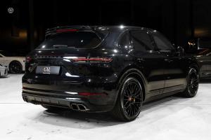 Black Porsche Cayenne 2018 in Riga, with an engine capacity of 4.00 L and mileage of 296 thousand km for 49900 €, photo 3 on AUTOMOTO.COM.LV