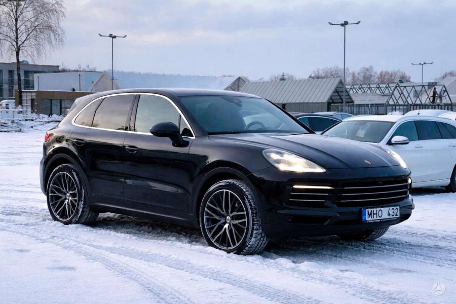 Black Porsche Cayenne 2018 in Vilnius, with an engine capacity of 2.89 L and mileage of 189 thousand km for 44000 €, photo 1 on AUTOMOTO.COM.LV