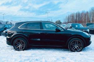 Black Porsche Cayenne 2018 in Vilnius, with an engine capacity of 2.89 L and mileage of 189 thousand km for 44000 €, photo 2 on AUTOMOTO.COM.LV