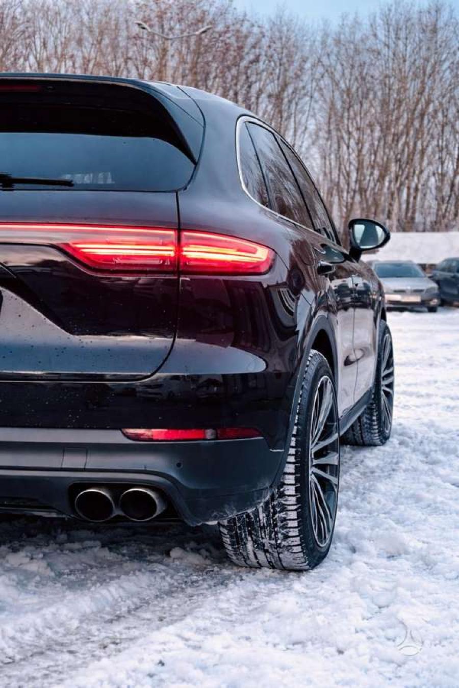 Black Porsche Cayenne 2018 in Vilnius, with an engine capacity of 2.89 L and mileage of 189 thousand km for 44000 €, photo 13 on AUTOMOTO.COM.LV