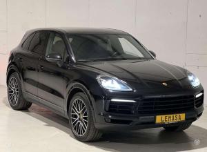 Black Porsche Cayenne 2018 in Klaipeda, with an engine capacity of 2.89 L and mileage of 199 thousand km for 36999 €, photo 3 on AUTOMOTO.COM.LV