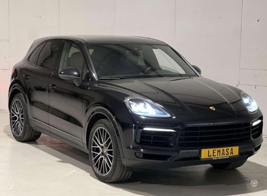 Black Porsche Cayenne 2018 in Klaipeda, with an engine capacity of 2.89 L and mileage of 199 thousand km for 36999 €, photo 3 on AUTOMOTO.COM.LV