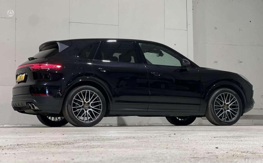 Black Porsche Cayenne 2018 in Klaipeda, with an engine capacity of 2.89 L and mileage of 199 thousand km for 36999 €, photo 5 on AUTOMOTO.COM.LV