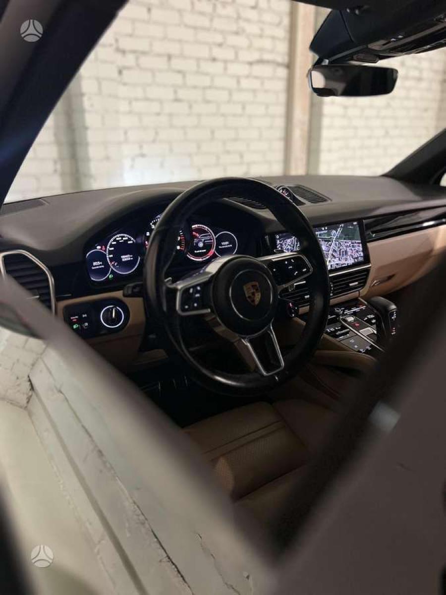 Black Porsche Cayenne 2018 in Klaipeda, with an engine capacity of 2.89 L and mileage of 199 thousand km for 36999 €, photo 15 on AUTOMOTO.COM.LV