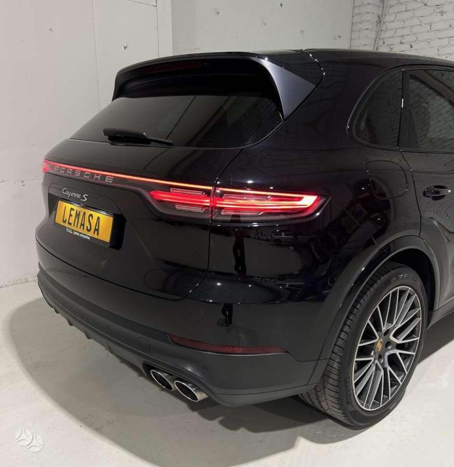 Black Porsche Cayenne 2018 in Klaipeda, with an engine capacity of 2.89 L and mileage of 199 thousand km for 36999 €, photo 16 on AUTOMOTO.COM.LV