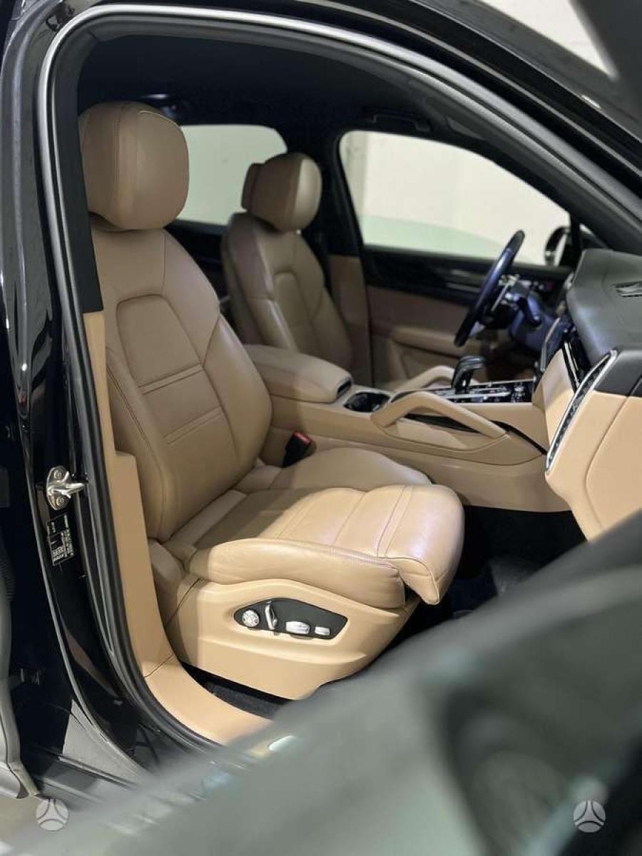 Black Porsche Cayenne 2018 in Klaipeda, with an engine capacity of 2.89 L and mileage of 199 thousand km for 36999 €, photo 21 on AUTOMOTO.COM.LV