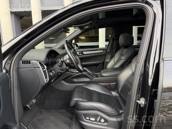 Black Porsche Cayenne 2018 in Riga, with an engine capacity of 3.00 L and mileage of 114 thousand km for 52500 €, photo 5 on AUTOMOTO.COM.LV