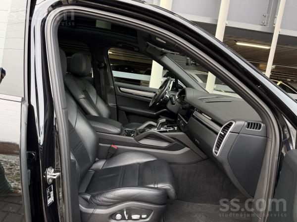 Black Porsche Cayenne 2018 in Riga, with an engine capacity of 3.00 L and mileage of 114 thousand km for 52500 €, photo 9 on AUTOMOTO.COM.LV
