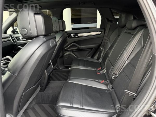 Black Porsche Cayenne 2018 in Riga, with an engine capacity of 3.00 L and mileage of 114 thousand km for 52500 €, photo 10 on AUTOMOTO.COM.LV