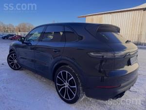 Black Porsche Cayenne 2018 in Riga, with an engine capacity of 2.90 L and mileage of 140 thousand km for 49500 €, photo 3 on AUTOMOTO.COM.LV