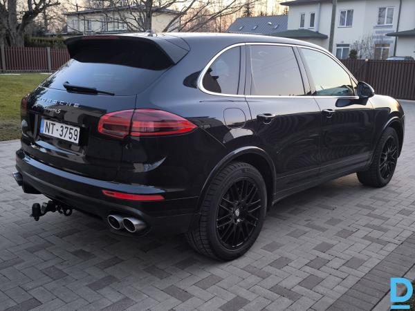 Black Porsche Cayenne 2018 in Riga, with an engine capacity of 3.60 L and mileage of 116 thousand km for 33800 €, photo 3 on AUTOMOTO.COM.LV