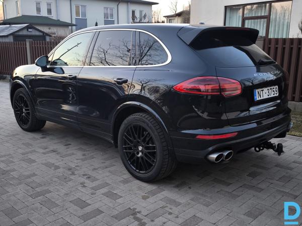 Black Porsche Cayenne 2018 in Riga, with an engine capacity of 3.60 L and mileage of 116 thousand km for 33800 €, photo 4 on AUTOMOTO.COM.LV
