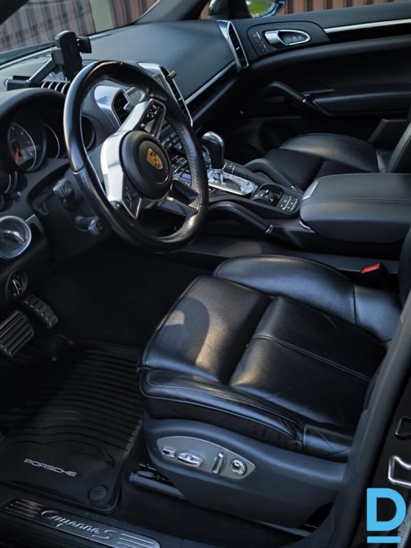 Black Porsche Cayenne 2018 in Riga, with an engine capacity of 3.60 L and mileage of 116 thousand km for 33800 €, photo 5 on AUTOMOTO.COM.LV