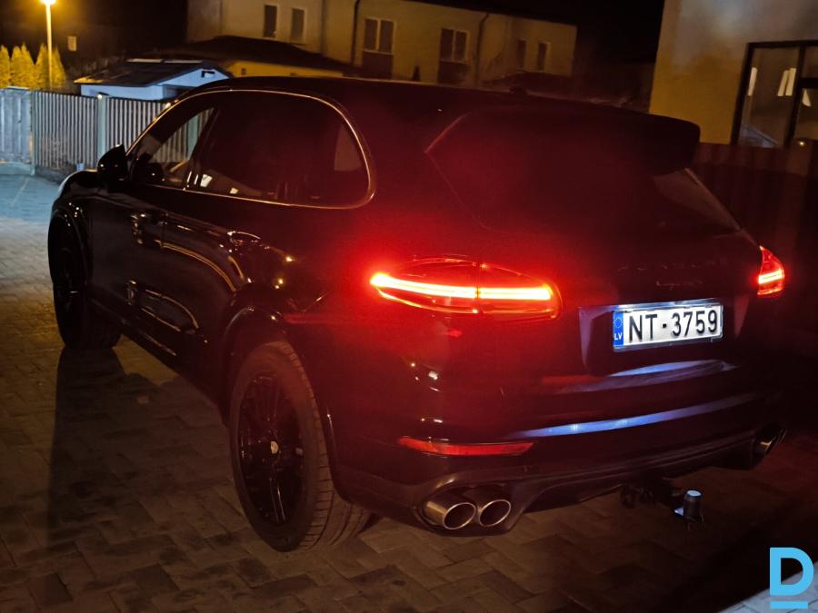 Black Porsche Cayenne 2018 in Riga, with an engine capacity of 3.60 L and mileage of 116 thousand km for 33800 €, photo 8 on AUTOMOTO.COM.LV