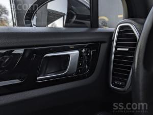 Melns Porsche Cayenne 2018 Tukums, ar dzinēja tilpumu 3.00 L un nobraukumu 155 tūkst. km par 45990 €, foto 12 vietnē AUTOMOTO.COM.LV