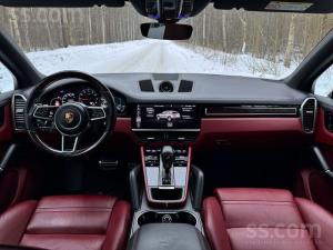 Black Porsche Cayenne 2018 in Riga, with an engine capacity of 2.90 L and mileage of 112 thousand km for 52000 €, photo 9 on AUTOMOTO.COM.LV