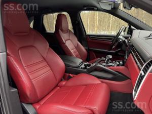 Black Porsche Cayenne 2018 in Riga, with an engine capacity of 2.90 L and mileage of 112 thousand km for 52000 €, photo 17 on AUTOMOTO.COM.LV