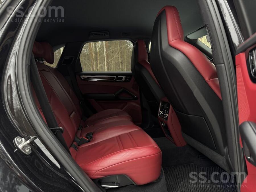 Black Porsche Cayenne 2018 in Riga, with an engine capacity of 2.90 L and mileage of 112 thousand km for 52000 €, photo 19 on AUTOMOTO.COM.LV