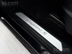 Black Porsche Cayenne 2018 in Riga, with an engine capacity of 2.90 L and mileage of 112 thousand km for 52000 €, photo 34 on AUTOMOTO.COM.LV