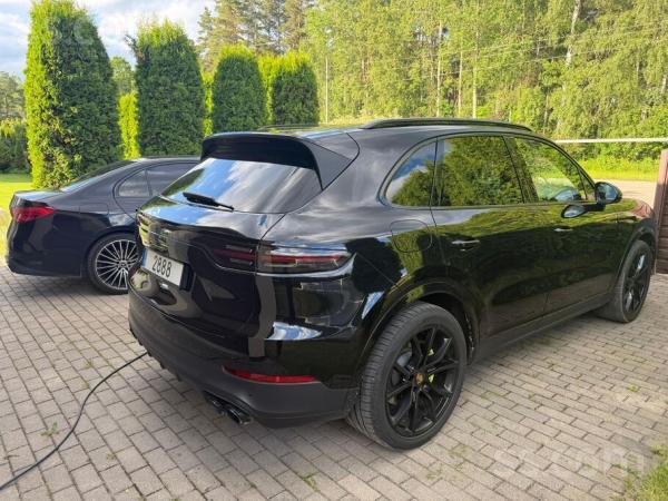 Black Porsche Cayenne 2018 in Riga, with an engine capacity of 3.00 L and mileage of 163 thousand km for 47000 €, photo 2 on AUTOMOTO.COM.LV