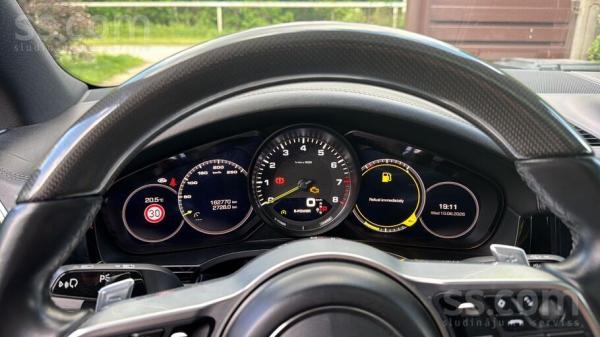 Black Porsche Cayenne 2018 in Riga, with an engine capacity of 3.00 L and mileage of 163 thousand km for 47000 €, photo 8 on AUTOMOTO.COM.LV