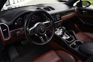 Melns Porsche Cayenne 2018 Viļņa, ar dzinēja tilpumu 2.89 L un nobraukumu 77 tūkst. km par 51500 €, foto 25 vietnē AUTOMOTO.COM.LV