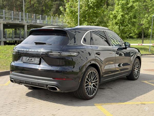 Black Porsche Cayenne 2018 in Vilnius, with an engine capacity of 3.00 L and mileage of 179 thousand km for 40999 €, photo 4 on AUTOMOTO.COM.LV