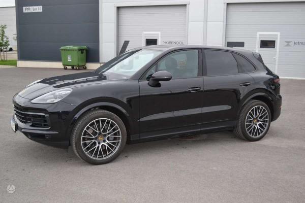 Black Porsche Cayenne 2018 in Parnu, with an engine capacity of 2.89 L and mileage of 196 thousand km for 36900 €, photo 3 on AUTOMOTO.COM.LV