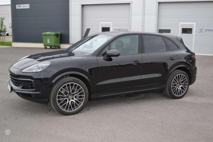 Black Porsche Cayenne 2018 in Parnu, with an engine capacity of 2.89 L and mileage of 196 thousand km for 36900 €, photo 4 on AUTOMOTO.COM.LV