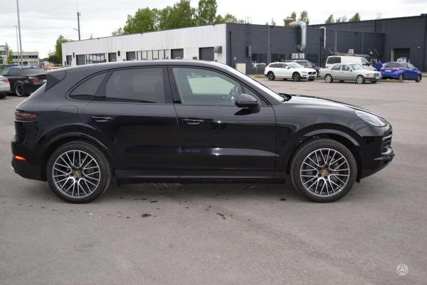 Black Porsche Cayenne 2018 in Parnu, with an engine capacity of 2.89 L and mileage of 196 thousand km for 36900 €, photo 4 on AUTOMOTO.COM.LV