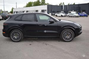 Black Porsche Cayenne 2018 in Parnu, with an engine capacity of 2.89 L and mileage of 196 thousand km for 36900 €, photo 5 on AUTOMOTO.COM.LV