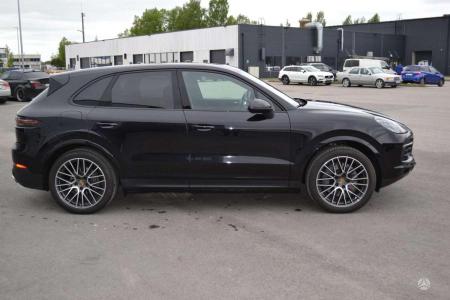 Black Porsche Cayenne 2018 in Parnu, with an engine capacity of 2.89 L and mileage of 196 thousand km for 36900 €, photo 5 on AUTOMOTO.COM.LV