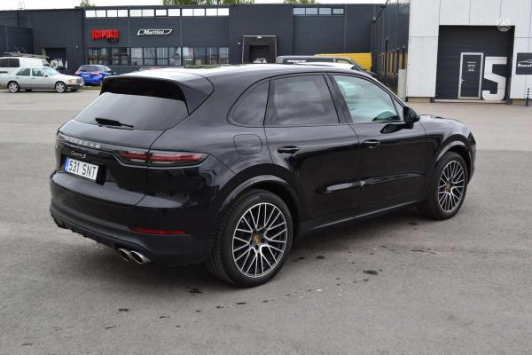 Black Porsche Cayenne 2018 in Parnu, with an engine capacity of 2.89 L and mileage of 196 thousand km for 36900 €, photo 5 on AUTOMOTO.COM.LV