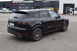 Black Porsche Cayenne 2018 in Parnu, with an engine capacity of 2.89 L and mileage of 196 thousand km for 36900 €, photo 6 on AUTOMOTO.COM.LV