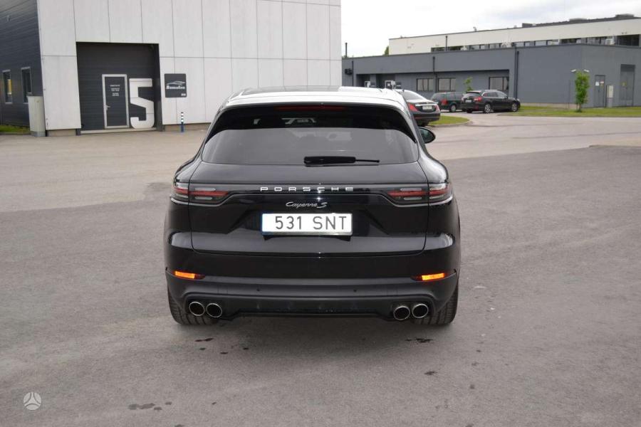 Black Porsche Cayenne 2018 in Parnu, with an engine capacity of 2.89 L and mileage of 196 thousand km for 36900 €, photo 7 on AUTOMOTO.COM.LV