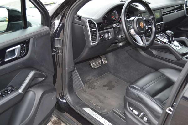 Black Porsche Cayenne 2018 in Parnu, with an engine capacity of 2.89 L and mileage of 196 thousand km for 36900 €, photo 7 on AUTOMOTO.COM.LV