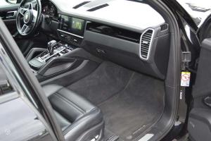 Black Porsche Cayenne 2018 in Parnu, with an engine capacity of 2.89 L and mileage of 196 thousand km for 36900 €, photo 12 on AUTOMOTO.COM.LV