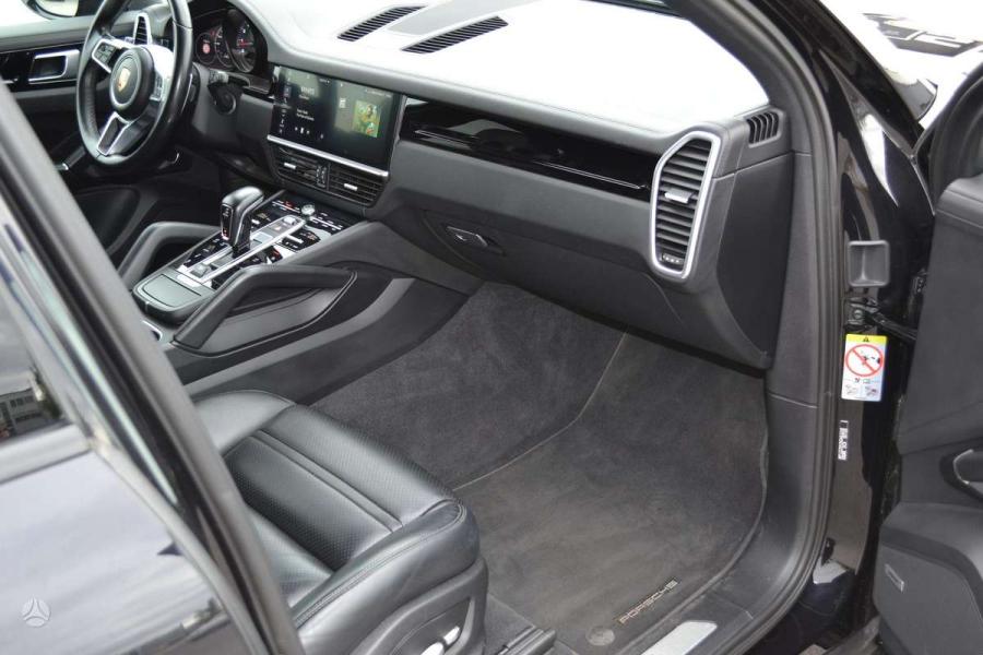 Black Porsche Cayenne 2018 in Parnu, with an engine capacity of 2.89 L and mileage of 196 thousand km for 36900 €, photo 12 on AUTOMOTO.COM.LV