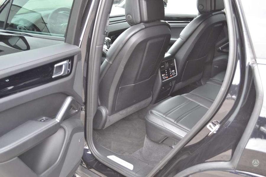 Black Porsche Cayenne 2018 in Parnu, with an engine capacity of 2.89 L and mileage of 196 thousand km for 36900 €, photo 13 on AUTOMOTO.COM.LV