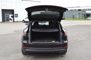 Black Porsche Cayenne 2018 in Parnu, with an engine capacity of 2.89 L and mileage of 196 thousand km for 36900 €, photo 18 on AUTOMOTO.COM.LV