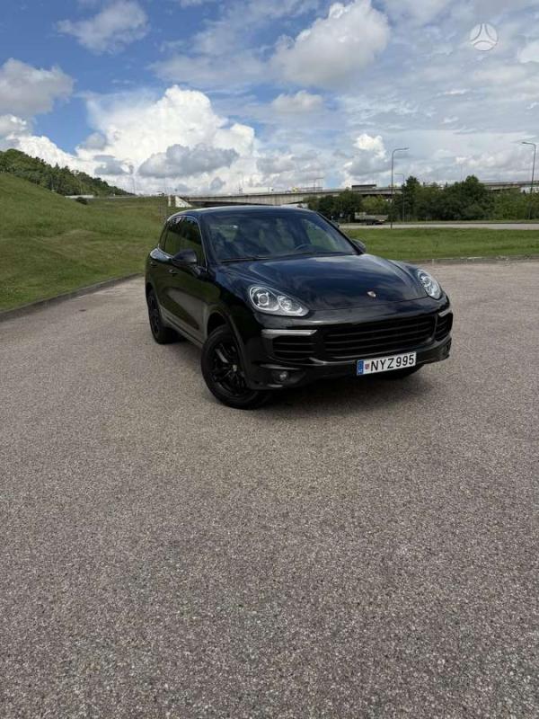 Black Porsche Cayenne 2018 in Kaunas, with an engine capacity of 3.60 L and mileage of 123 thousand km for 17800 €, photo 1 on AUTOMOTO.COM.LV