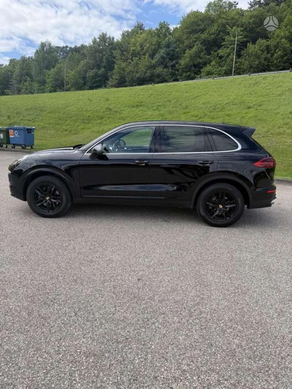 Black Porsche Cayenne 2018 in Kaunas, with an engine capacity of 3.60 L and mileage of 123 thousand km for 17800 €, photo 2 on AUTOMOTO.COM.LV
