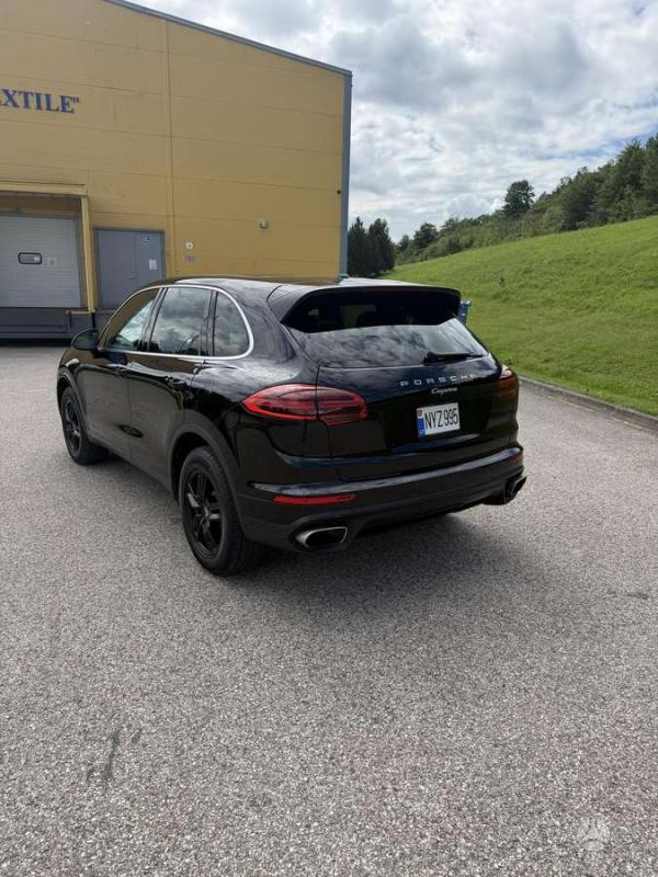 Black Porsche Cayenne 2018 in Kaunas, with an engine capacity of 3.60 L and mileage of 123 thousand km for 17800 €, photo 3 on AUTOMOTO.COM.LV