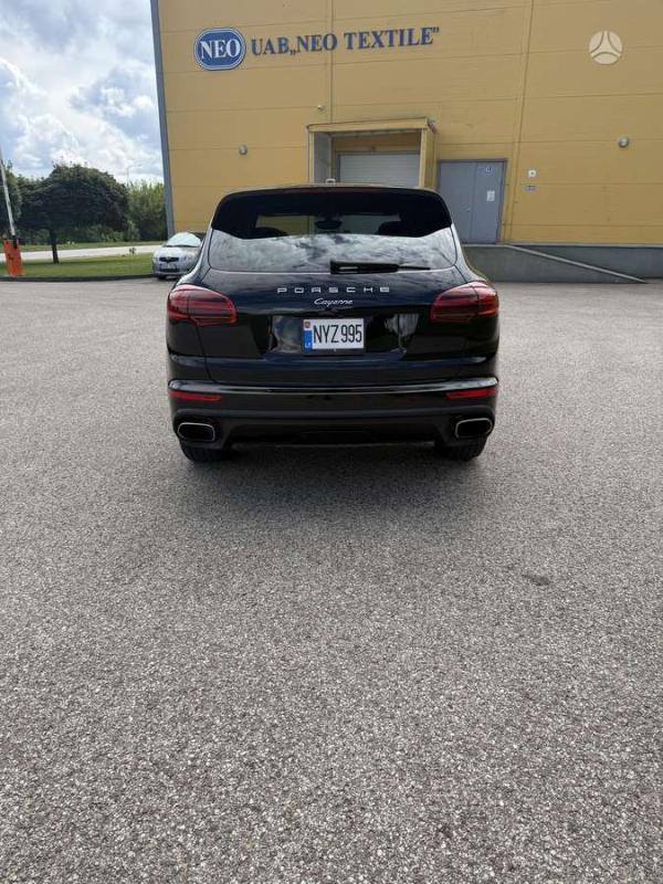 Black Porsche Cayenne 2018 in Kaunas, with an engine capacity of 3.60 L and mileage of 123 thousand km for 17800 €, photo 4 on AUTOMOTO.COM.LV