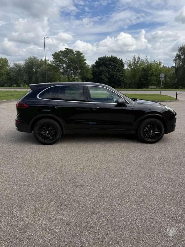 Black Porsche Cayenne 2018 in Kaunas, with an engine capacity of 3.60 L and mileage of 123 thousand km for 17800 €, photo 6 on AUTOMOTO.COM.LV